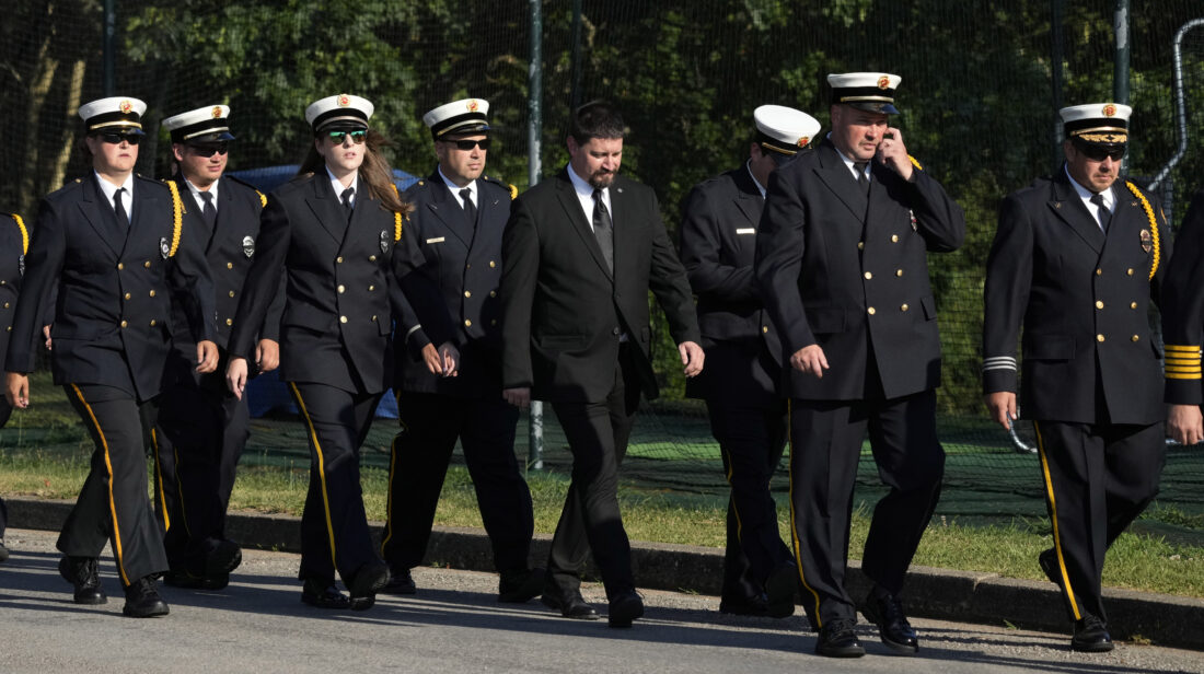 Thousands gather at banquet hall to celebrate life of former fire chief ...